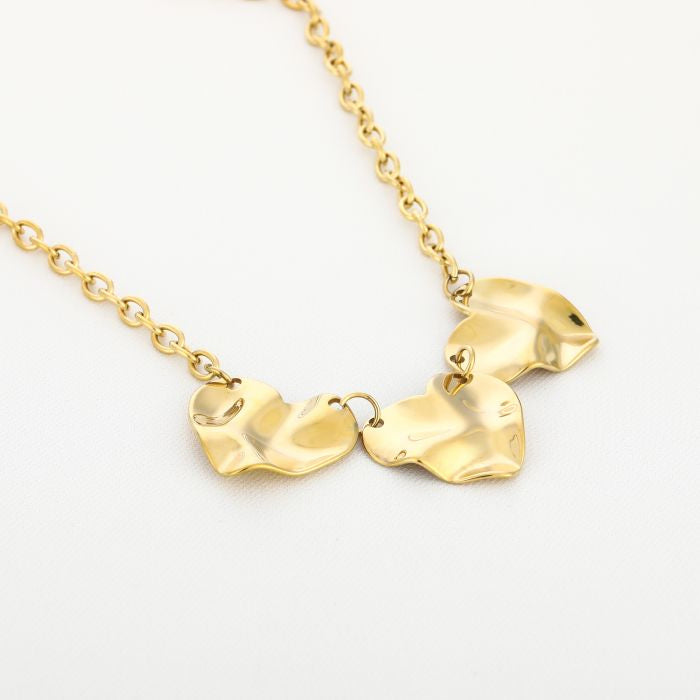 Small statement triple hearts ketting – ByIvy